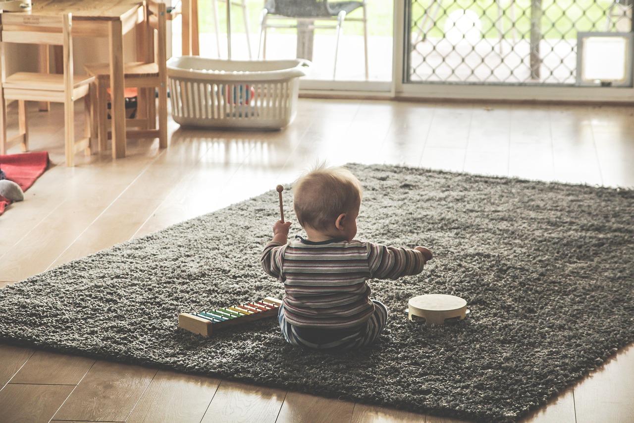 Mi bebé no agarra objetos: por qué y qué hacer