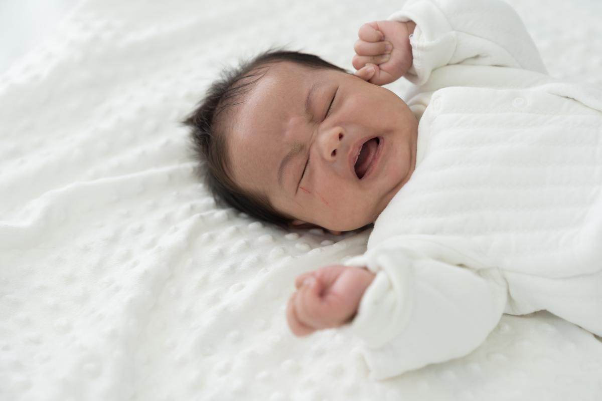 Por qué mi bebé llora mucho por la noche y no duerme y qué hacer