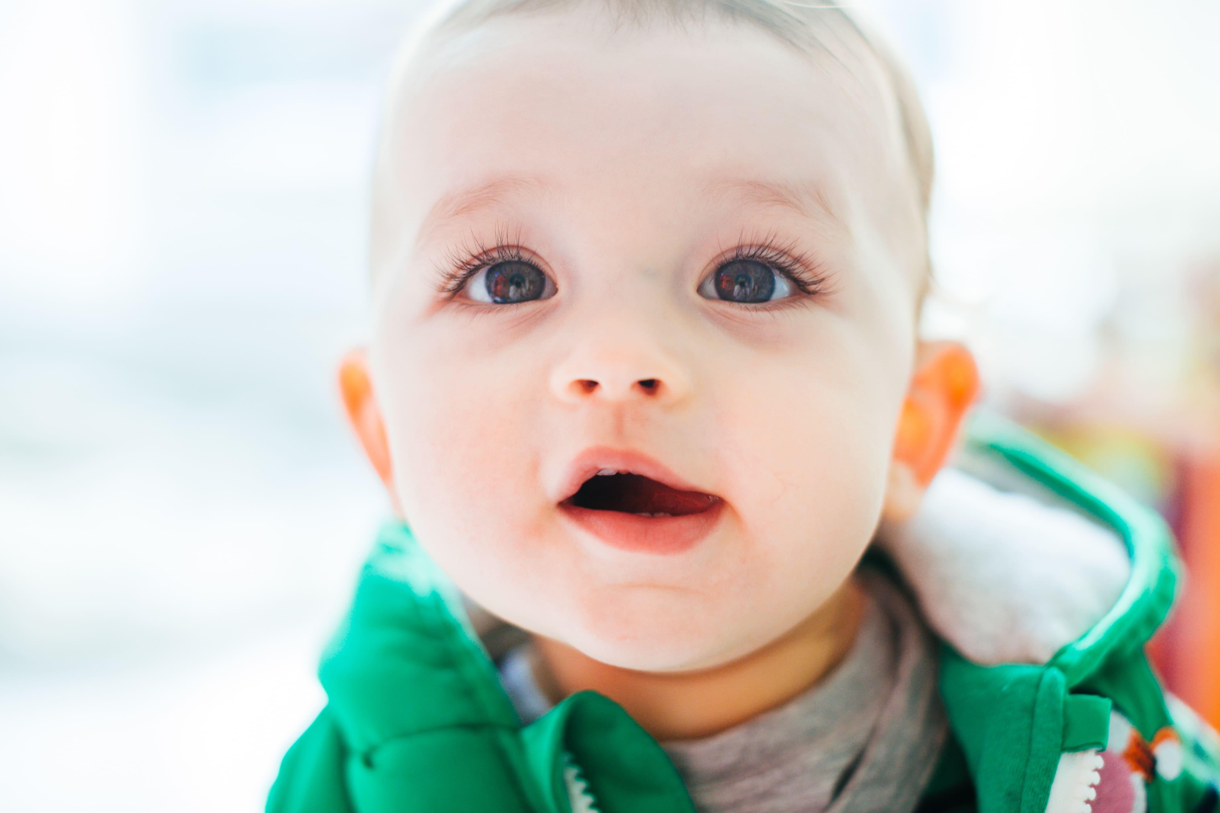 Por qué mi bebé mueve la boca como si masticara y qué hacer