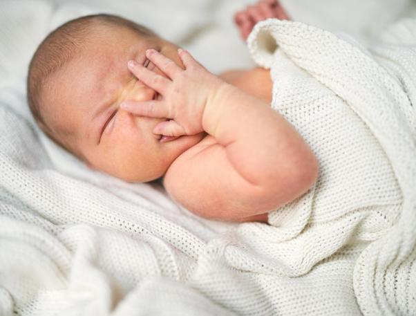 Por qué mi bebé llora de sueño pero no se duerme