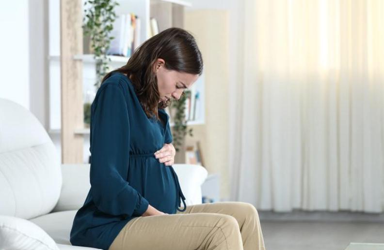 ¿Es normal tener la barriga de embarazada más grande por la noche?