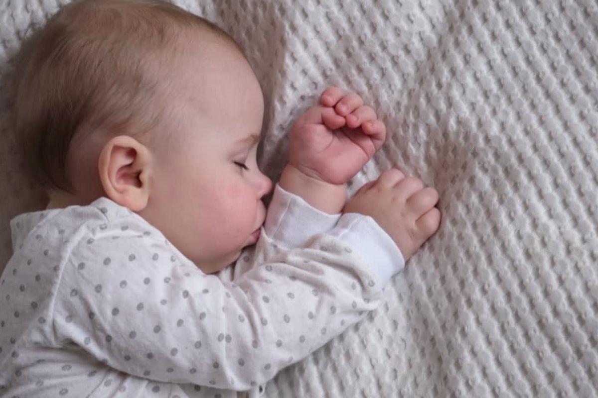 Mi bebé se pone de lado para dormir: ¿es normal?